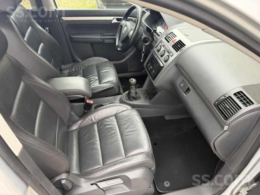 Pelēks Volkswagen Touran 2008 Rēzekne, ar dzinēja tilpumu 1.90 L un nobraukumu 0 tūkst. km par 3850 €, foto 13 vietnē AUTOMOTO.COM.LV