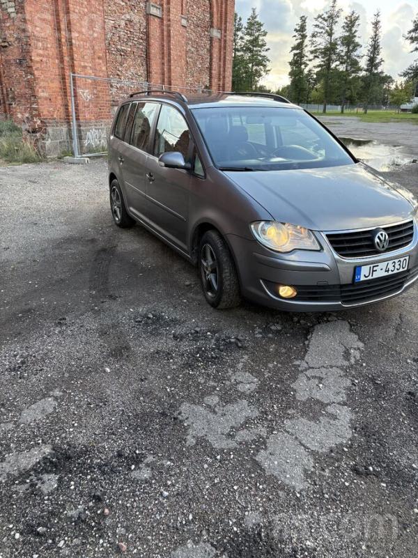 Volkswagen Touran 2008 in Liepaja on AUTOMOTO.COM.LV Grey Volkswagen Touran 2008 in Liepaja, with an engine capacity of 2.00 L and mileage of 402 thousand km for 1800 €, photo 1 on AUTOMOTO.COM.LV