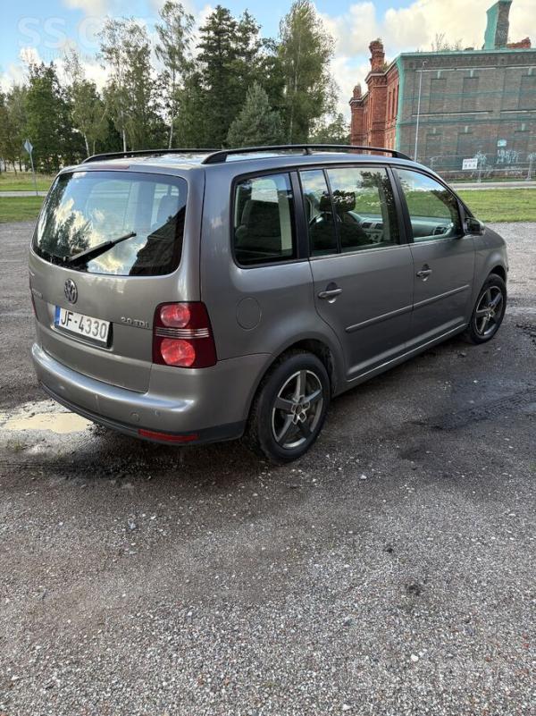 Volkswagen Touran 2008 in Liepaja on AUTOMOTO.COM.LV Grey Volkswagen Touran 2008 in Liepaja, with an engine capacity of 2.00 L and mileage of 402 thousand km for 1800 €, photo 3 on AUTOMOTO.COM.LV