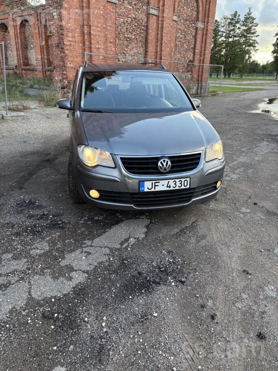 Grey Volkswagen Touran 2008 in Liepaja, with an engine capacity of 2.00 L and mileage of 402 thousand km for 1800 €, photo 4 on AUTOMOTO.COM.LV