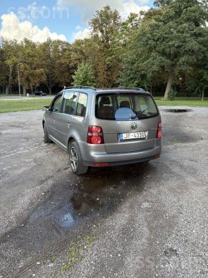 Grey Volkswagen Touran 2008 in Liepaja, with an engine capacity of 2.00 L and mileage of 402 thousand km for 1800 €, photo 5 on AUTOMOTO.COM.LV