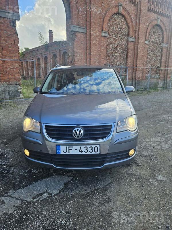 Volkswagen Touran 2008 in Liepaja on AUTOMOTO.COM.LV Grey Volkswagen Touran 2008 in Liepaja, with an engine capacity of 2.00 L and mileage of 402 thousand km for 1800 €, photo 7 on AUTOMOTO.COM.LV
