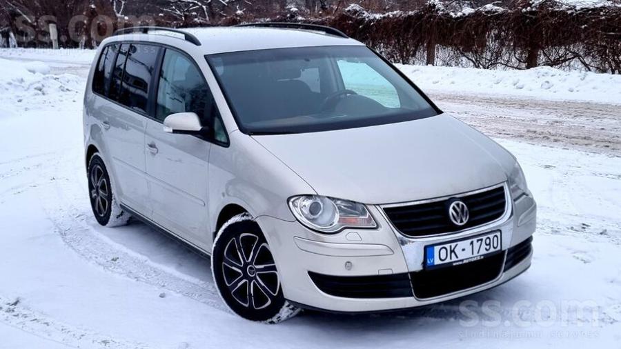 Grey Volkswagen Touran 2008 in Cesis, with an engine capacity of 2.00 L and mileage of 324 thousand km for 2400 €, photo 1 on AUTOMOTO.COM.LV