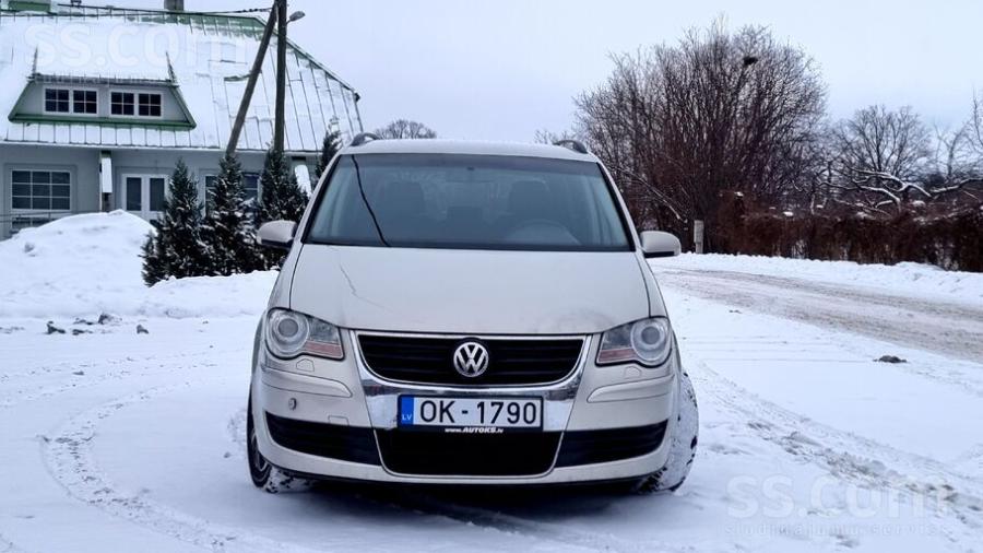 Grey Volkswagen Touran 2008 in Cesis, with an engine capacity of 2.00 L and mileage of 324 thousand km for 2400 €, photo 3 on AUTOMOTO.COM.LV