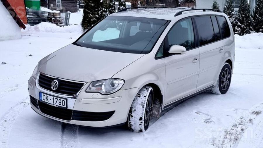 Grey Volkswagen Touran 2008 in Cesis, with an engine capacity of 2.00 L and mileage of 324 thousand km for 2400 €, photo 4 on AUTOMOTO.COM.LV