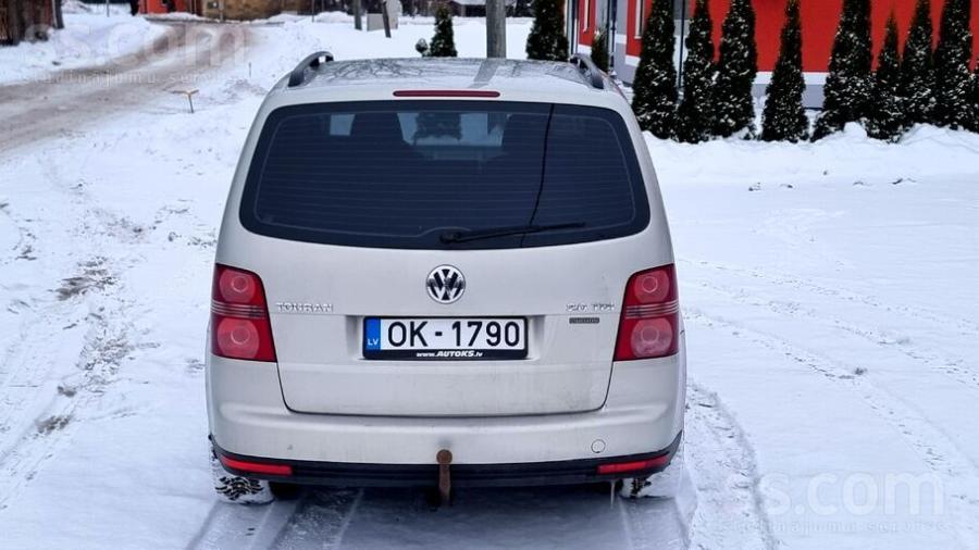 Grey Volkswagen Touran 2008 in Cesis, with an engine capacity of 2.00 L and mileage of 324 thousand km for 2400 €, photo 7 on AUTOMOTO.COM.LV
