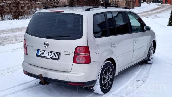 Pelēks Volkswagen Touran 2008 Cēsis, ar dzinēja tilpumu 2.00 L un nobraukumu 324 tūkst. km par 2400 €, foto 9 vietnē AUTOMOTO.COM.LV