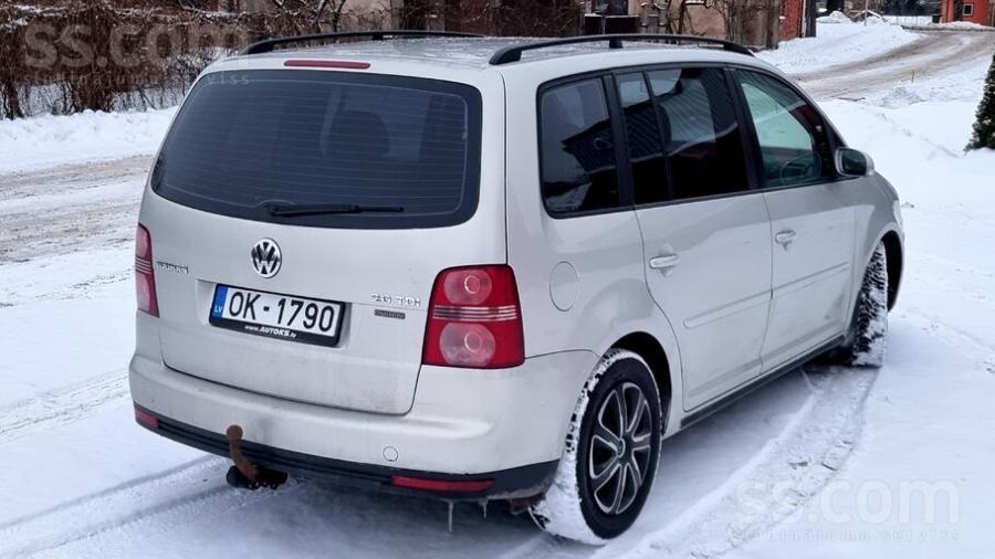 Grey Volkswagen Touran 2008 in Cesis, with an engine capacity of 2.00 L and mileage of 324 thousand km for 2400 €, photo 9 on AUTOMOTO.COM.LV