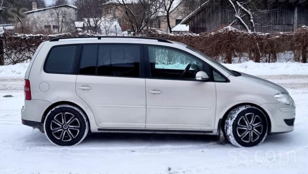 Pelēks Volkswagen Touran 2008 Cēsis, ar dzinēja tilpumu 2.00 L un nobraukumu 324 tūkst. km par 2400 €, foto 10 vietnē AUTOMOTO.COM.LV