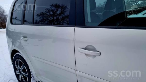 Pelēks Volkswagen Touran 2008 Cēsis, ar dzinēja tilpumu 2.00 L un nobraukumu 324 tūkst. km par 2400 €, foto 11 vietnē AUTOMOTO.COM.LV