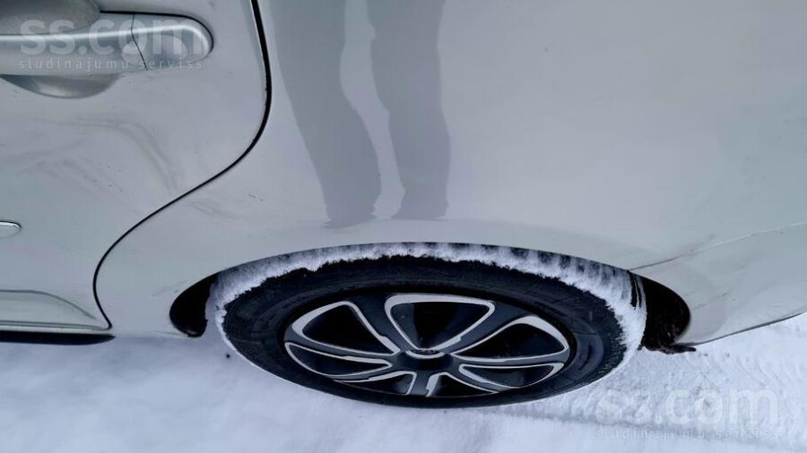 Grey Volkswagen Touran 2008 in Cesis, with an engine capacity of 2.00 L and mileage of 324 thousand km for 2400 €, photo 14 on AUTOMOTO.COM.LV