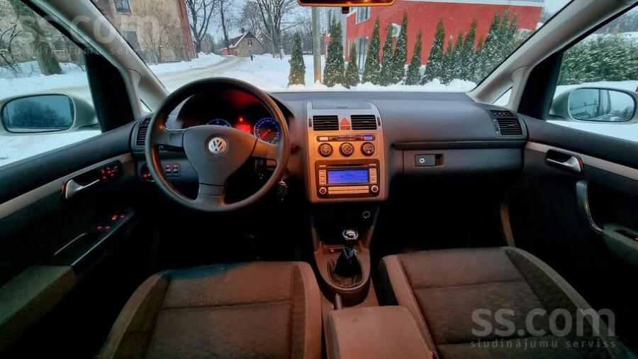 Grey Volkswagen Touran 2008 in Cesis, with an engine capacity of 2.00 L and mileage of 324 thousand km for 2400 €, photo 19 on AUTOMOTO.COM.LV