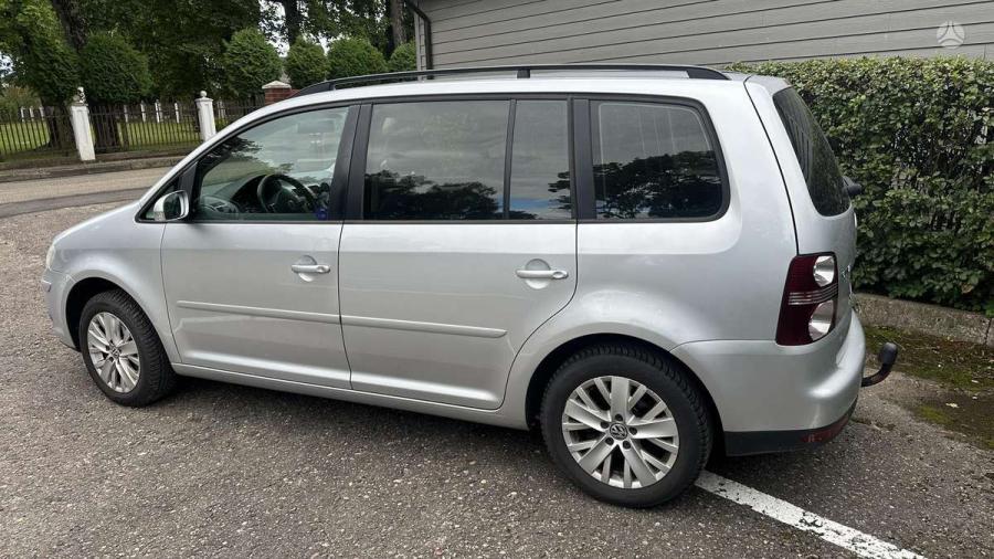 Grey Volkswagen Touran 2008 in Kaunas, with an engine capacity of 1.90 L and mileage of 332 thousand km for 2580 €, photo 5 on AUTOMOTO.COM.LV