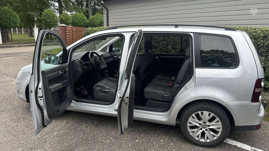 Grey Volkswagen Touran 2008 in Kaunas, with an engine capacity of 1.90 L and mileage of 332 thousand km for 2580 €, photo 7 on AUTOMOTO.COM.LV