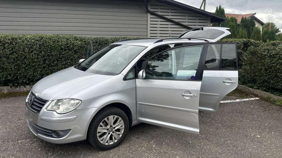 Grey Volkswagen Touran 2008 in Kaunas, with an engine capacity of 1.90 L and mileage of 332 thousand km for 2580 €, photo 8 on AUTOMOTO.COM.LV