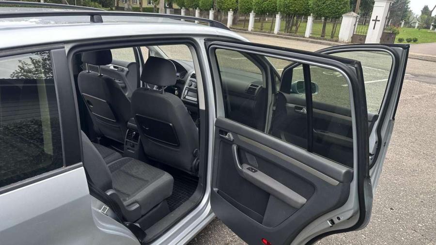 Grey Volkswagen Touran 2008 in Kaunas, with an engine capacity of 1.90 L and mileage of 332 thousand km for 2580 €, photo 9 on AUTOMOTO.COM.LV