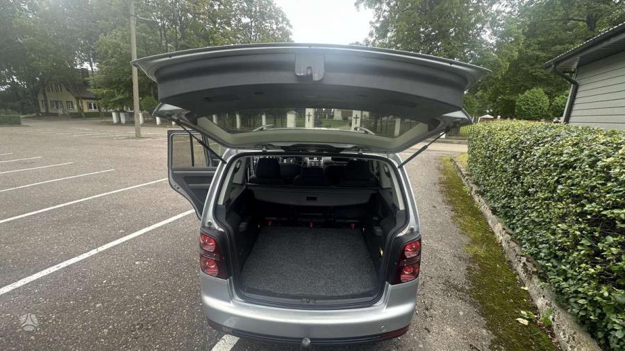 Grey Volkswagen Touran 2008 in Kaunas, with an engine capacity of 1.90 L and mileage of 332 thousand km for 2580 €, photo 10 on AUTOMOTO.COM.LV
