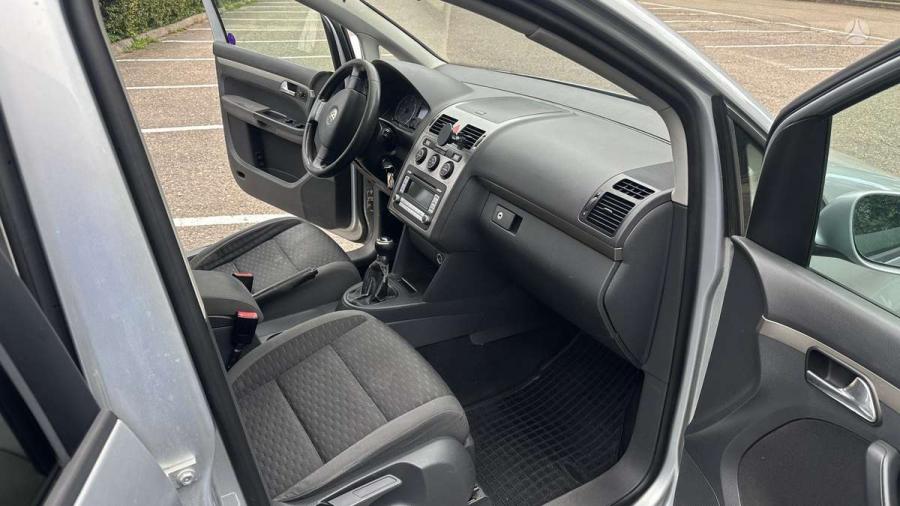 Grey Volkswagen Touran 2008 in Kaunas, with an engine capacity of 1.90 L and mileage of 332 thousand km for 2580 €, photo 11 on AUTOMOTO.COM.LV