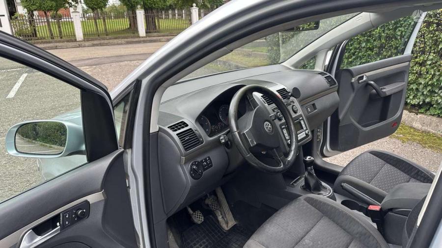 Grey Volkswagen Touran 2008 in Kaunas, with an engine capacity of 1.90 L and mileage of 332 thousand km for 2580 €, photo 12 on AUTOMOTO.COM.LV