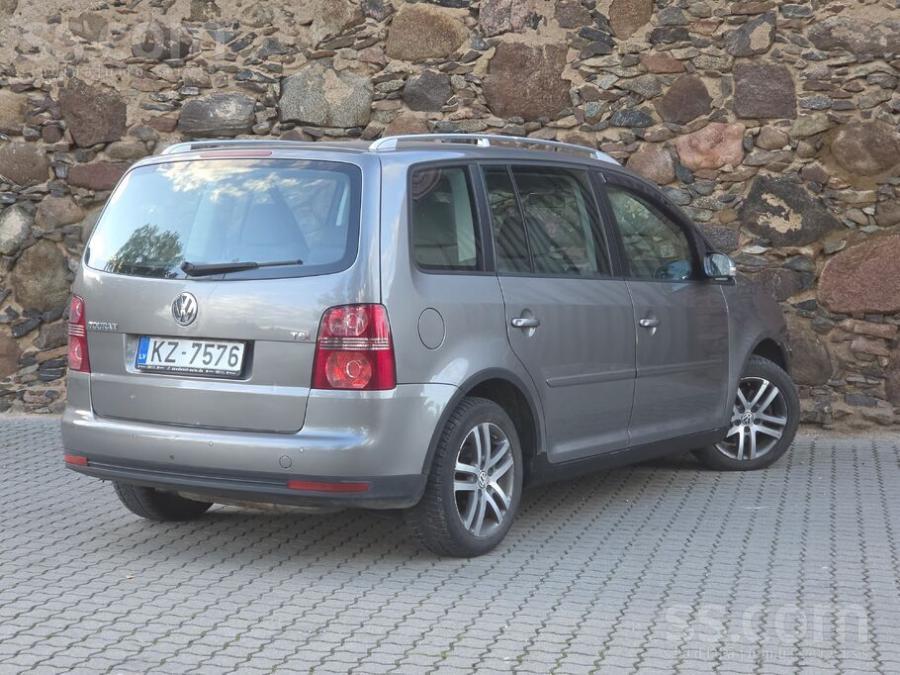 Grey Volkswagen Touran 2008 in Tukums, with an engine capacity of 1.40 L and mileage of 265 thousand km for 2990 €, photo 5 on AUTOMOTO.COM.LV