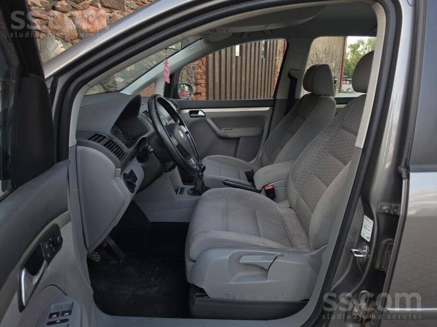 Grey Volkswagen Touran 2008 in Tukums, with an engine capacity of 1.40 L and mileage of 265 thousand km for 2990 €, photo 6 on AUTOMOTO.COM.LV