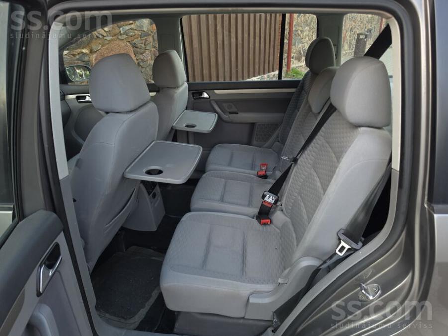 Grey Volkswagen Touran 2008 in Tukums, with an engine capacity of 1.40 L and mileage of 265 thousand km for 2990 €, photo 7 on AUTOMOTO.COM.LV