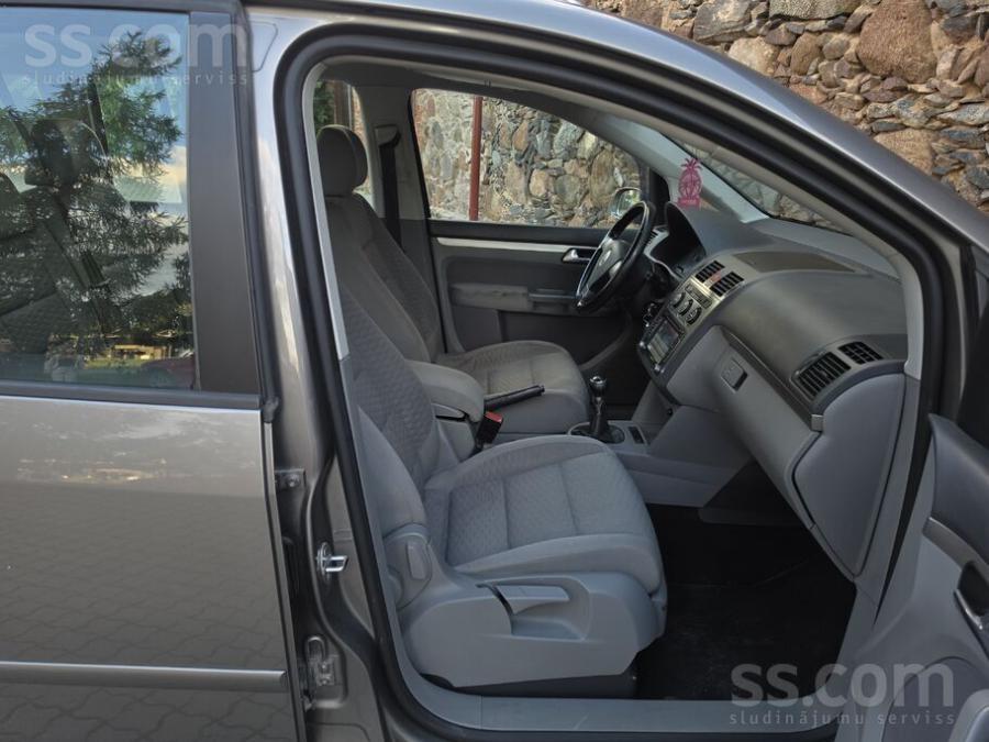 Grey Volkswagen Touran 2008 in Tukums, with an engine capacity of 1.40 L and mileage of 265 thousand km for 2990 €, photo 10 on AUTOMOTO.COM.LV