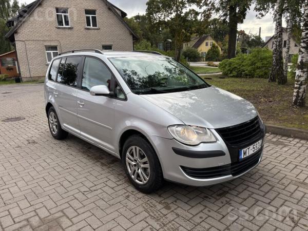 Pelēks Volkswagen Touran 2008 Dobele, ar dzinēja tilpumu 1.90 L un nobraukumu 270 tūkst. km par 2350 €, foto 1 vietnē AUTOMOTO.COM.LV