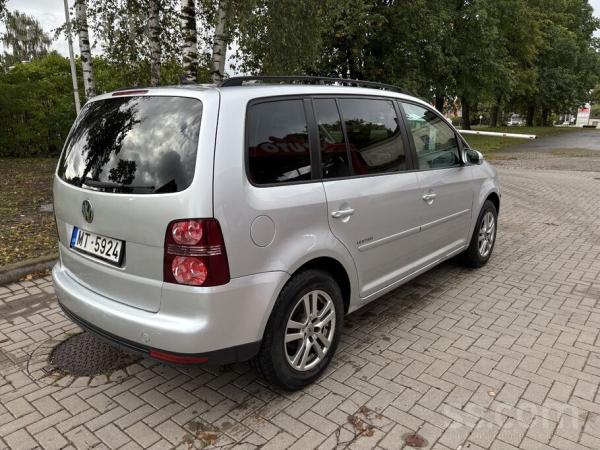 Pelēks Volkswagen Touran 2008 Dobele, ar dzinēja tilpumu 1.90 L un nobraukumu 270 tūkst. km par 2350 €, foto 3 vietnē AUTOMOTO.COM.LV