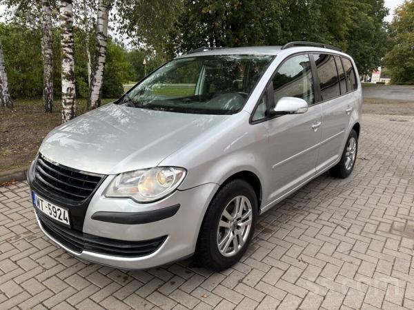 Pelēks Volkswagen Touran 2008 Dobele, ar dzinēja tilpumu 1.90 L un nobraukumu 270 tūkst. km par 2350 €, foto 4 vietnē AUTOMOTO.COM.LV