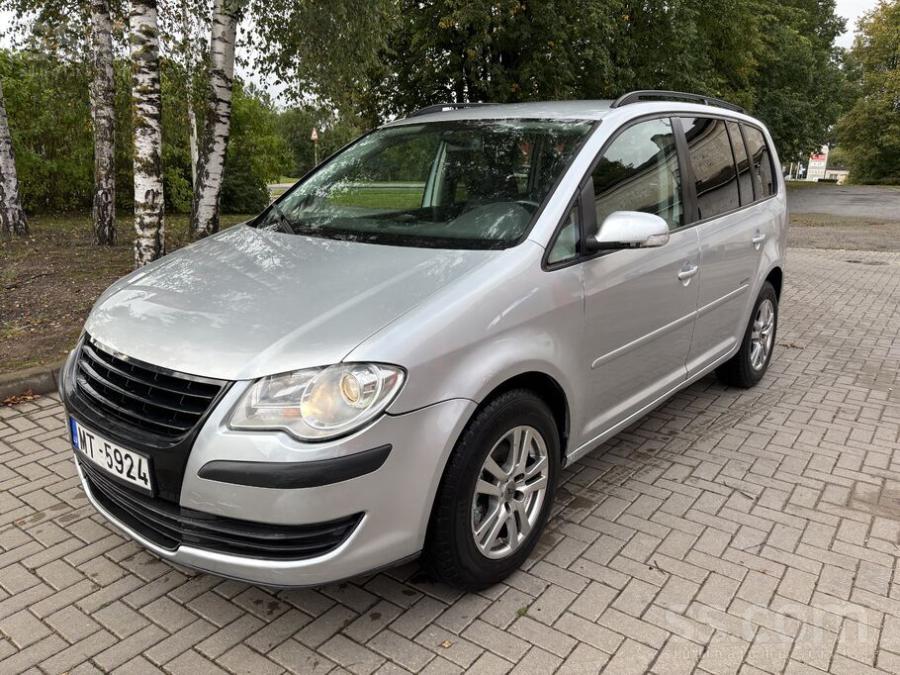 Pelēks Volkswagen Touran 2008 Dobele, ar dzinēja tilpumu 1.90 L un nobraukumu 270 tūkst. km par 2350 €, foto 4 vietnē AUTOMOTO.COM.LV