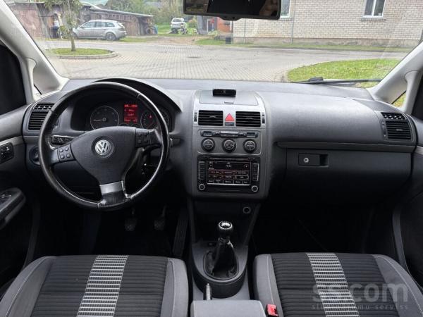 Pelēks Volkswagen Touran 2008 Dobele, ar dzinēja tilpumu 1.90 L un nobraukumu 270 tūkst. km par 2350 €, foto 6 vietnē AUTOMOTO.COM.LV