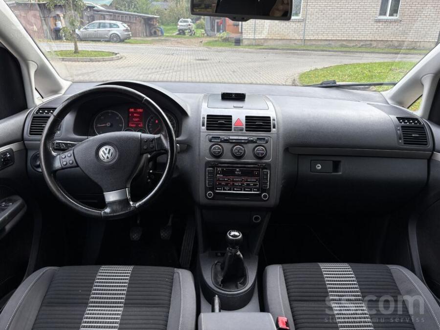 Pelēks Volkswagen Touran 2008 Dobele, ar dzinēja tilpumu 1.90 L un nobraukumu 270 tūkst. km par 2350 €, foto 6 vietnē AUTOMOTO.COM.LV