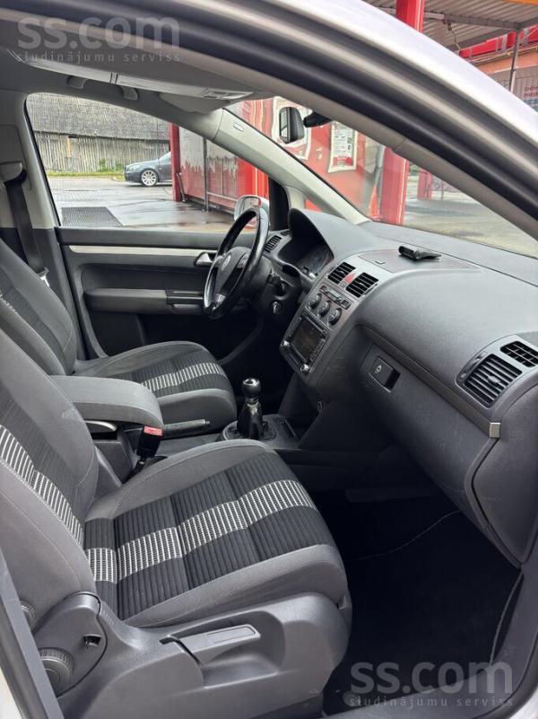 Pelēks Volkswagen Touran 2008 Dobele, ar dzinēja tilpumu 1.90 L un nobraukumu 270 tūkst. km par 2350 €, foto 8 vietnē AUTOMOTO.COM.LV