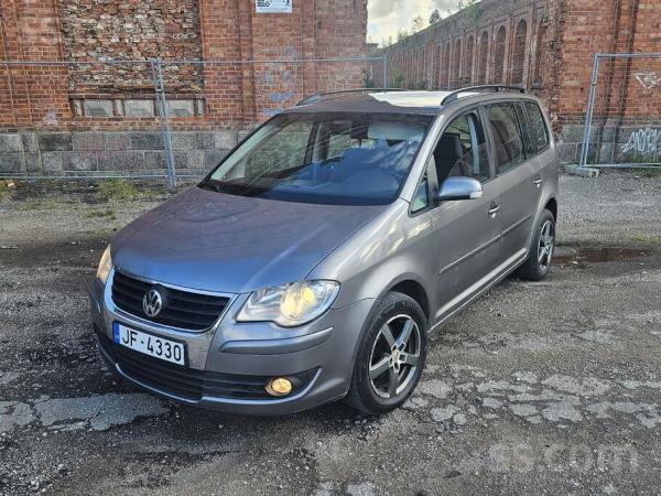 Volkswagen Touran 2008 in Liepaja on AUTOMOTO.COM.LV Grey Volkswagen Touran 2008 in Liepaja, with an engine capacity of 2.00 L and mileage of 403 thousand km for 1350 €, photo 1 on AUTOMOTO.COM.LV