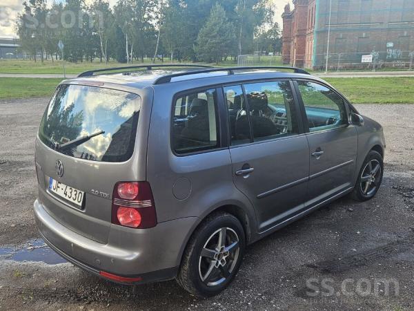 Volkswagen Touran 2008 in Liepaja on AUTOMOTO.COM.LV Grey Volkswagen Touran 2008 in Liepaja, with an engine capacity of 2.00 L and mileage of 403 thousand km for 1350 €, photo 3 on AUTOMOTO.COM.LV
