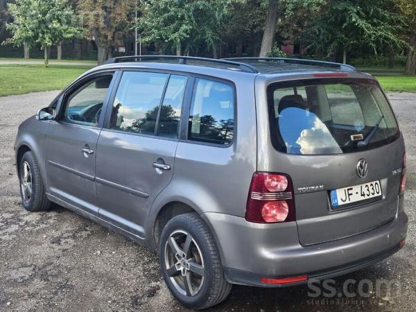 Volkswagen Touran 2008 in Liepaja on AUTOMOTO.COM.LV Grey Volkswagen Touran 2008 in Liepaja, with an engine capacity of 2.00 L and mileage of 403 thousand km for 1350 €, photo 4 on AUTOMOTO.COM.LV