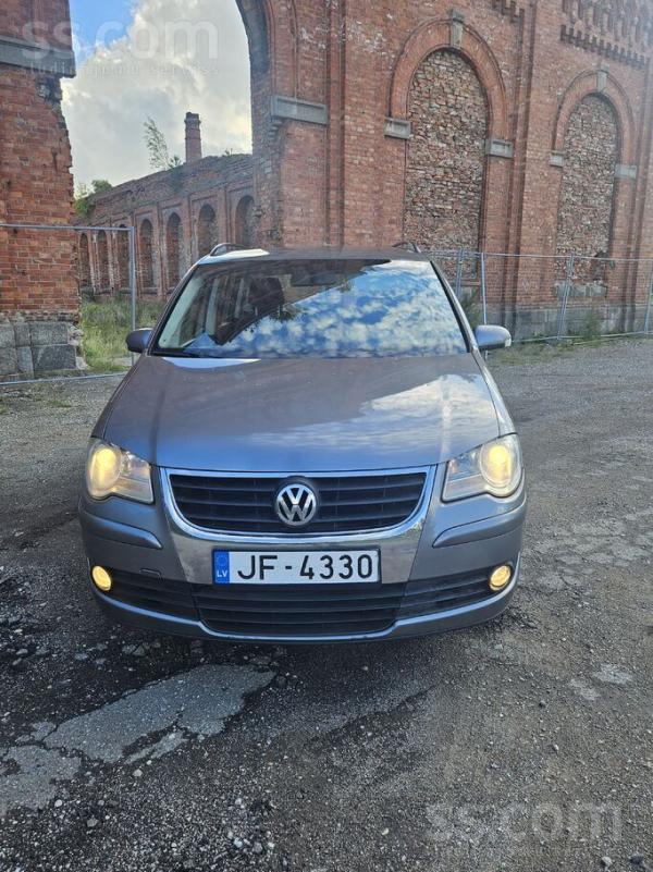 Volkswagen Touran 2008 in Liepaja on AUTOMOTO.COM.LV Grey Volkswagen Touran 2008 in Liepaja, with an engine capacity of 2.00 L and mileage of 403 thousand km for 1350 €, photo 6 on AUTOMOTO.COM.LV