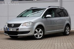 Pelēks Volkswagen Touran 2008 Rīga, ar dzinēja tilpumu 2.00 L un nobraukumu 290 tūkst. km par 2495 €, foto  vietnē AUTOMOTO.COM.LV