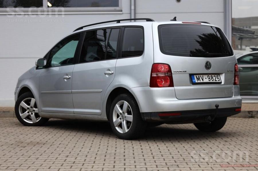 Pelēks Volkswagen Touran 2008 Rīga, ar dzinēja tilpumu 2.00 L un nobraukumu 290 tūkst. km par 2495 €, foto 4 vietnē AUTOMOTO.COM.LV