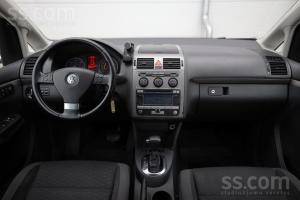 Pelēks Volkswagen Touran 2008 Rīga, ar dzinēja tilpumu 2.00 L un nobraukumu 290 tūkst. km par 2495 €, foto 6 vietnē AUTOMOTO.COM.LV