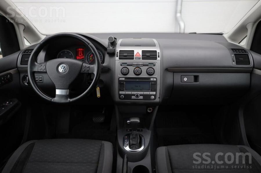 Pelēks Volkswagen Touran 2008 Rīga, ar dzinēja tilpumu 2.00 L un nobraukumu 290 tūkst. km par 2495 €, foto 6 vietnē AUTOMOTO.COM.LV
