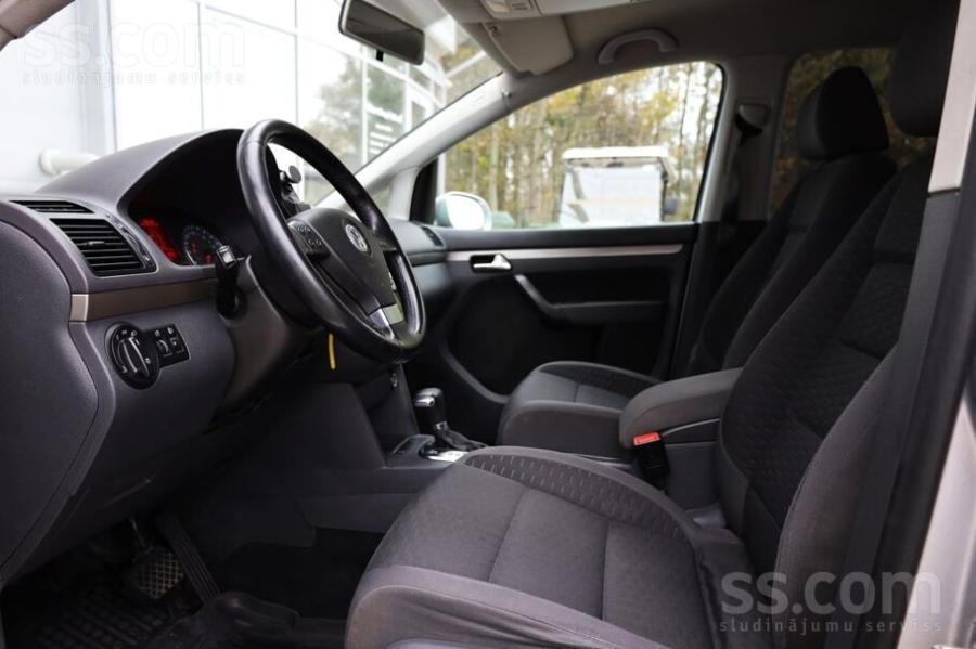 Pelēks Volkswagen Touran 2008 Rīga, ar dzinēja tilpumu 2.00 L un nobraukumu 290 tūkst. km par 2495 €, foto 7 vietnē AUTOMOTO.COM.LV