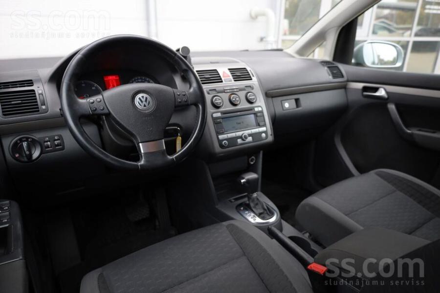 Pelēks Volkswagen Touran 2008 Rīga, ar dzinēja tilpumu 2.00 L un nobraukumu 290 tūkst. km par 2495 €, foto 8 vietnē AUTOMOTO.COM.LV