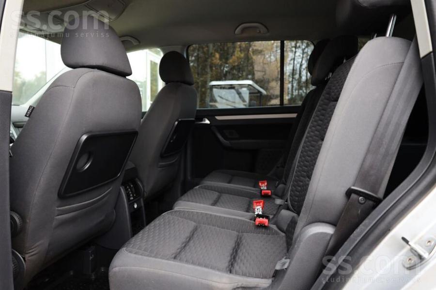 Pelēks Volkswagen Touran 2008 Rīga, ar dzinēja tilpumu 2.00 L un nobraukumu 290 tūkst. km par 2495 €, foto 9 vietnē AUTOMOTO.COM.LV
