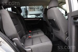 Pelēks Volkswagen Touran 2008 Rīga, ar dzinēja tilpumu 2.00 L un nobraukumu 290 tūkst. km par 2495 €, foto 10 vietnē AUTOMOTO.COM.LV