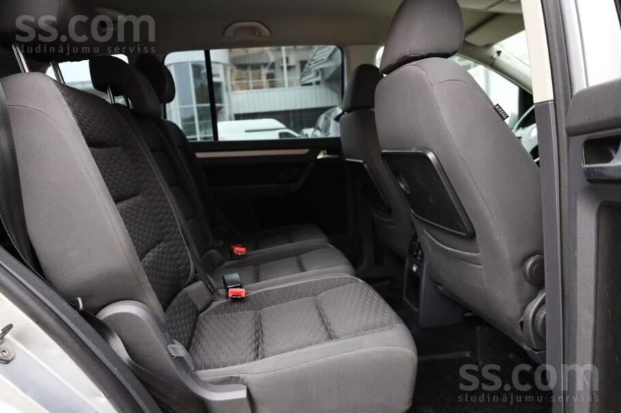 Pelēks Volkswagen Touran 2008 Rīga, ar dzinēja tilpumu 2.00 L un nobraukumu 290 tūkst. km par 2495 €, foto 10 vietnē AUTOMOTO.COM.LV
