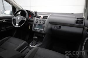 Pelēks Volkswagen Touran 2008 Rīga, ar dzinēja tilpumu 2.00 L un nobraukumu 290 tūkst. km par 2495 €, foto 12 vietnē AUTOMOTO.COM.LV