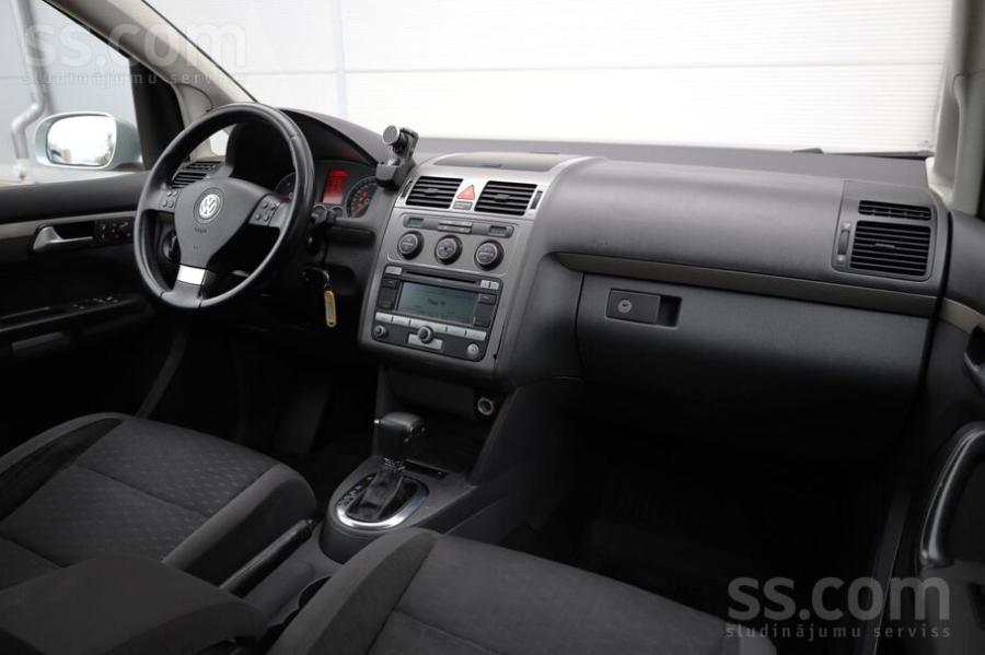 Pelēks Volkswagen Touran 2008 Rīga, ar dzinēja tilpumu 2.00 L un nobraukumu 290 tūkst. km par 2495 €, foto 12 vietnē AUTOMOTO.COM.LV