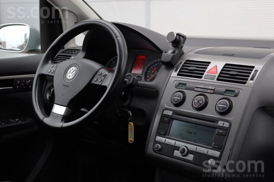 Pelēks Volkswagen Touran 2008 Rīga, ar dzinēja tilpumu 2.00 L un nobraukumu 290 tūkst. km par 2495 €, foto 13 vietnē AUTOMOTO.COM.LV
